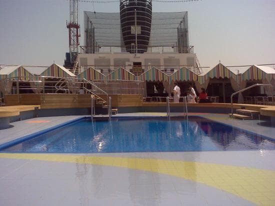 Pools onboard the Nieuw Statendam - Cruiseline.com